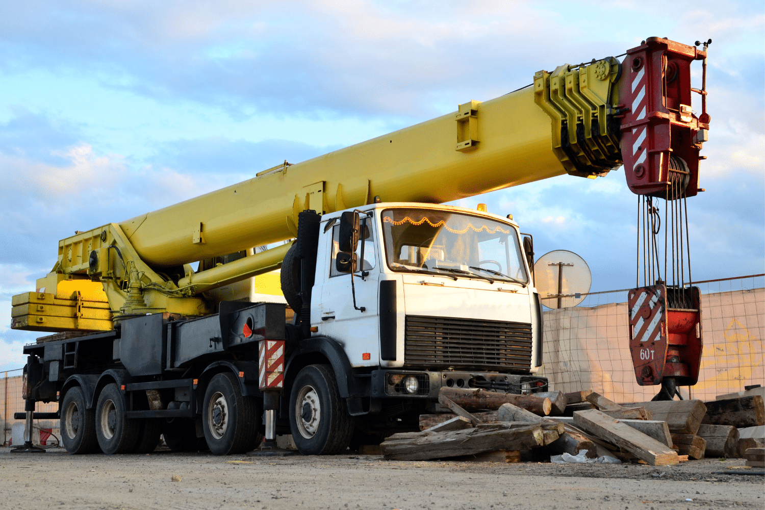 Grúa pluma: Tipos, usos y mantenimiento